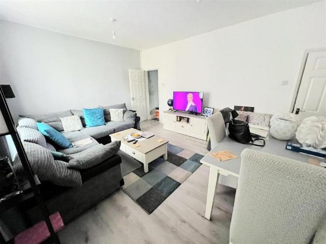 3 bedroom end of terrace house to rent