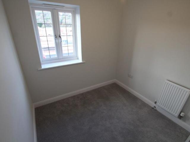 3 bedroom end of terrace house to rent