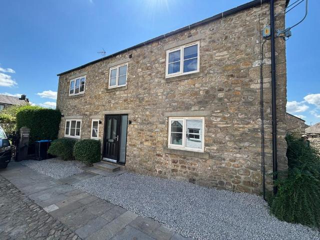 3 bedroom end of terrace house to rent