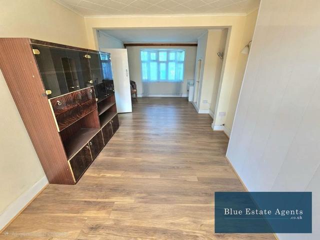 3 bedroom end of terrace house to rent