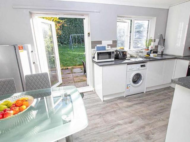 3 bedroom end of terrace house to rent