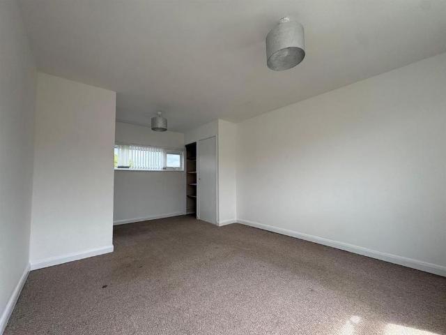 3 bedroom end of terrace house to rent