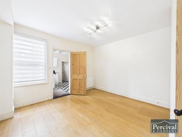 3 bedroom end of terrace house to rent