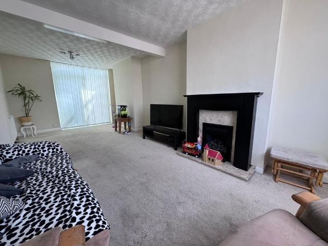 3 bedroom end of terrace house to rent
