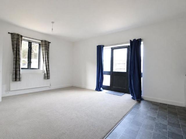 3 bedroom end of terrace house to rent