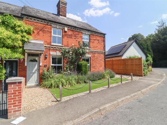 3 bedroom end of terrace house to rent