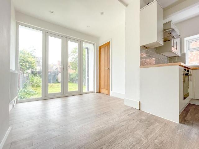 3 bedroom end of terrace house to rent
