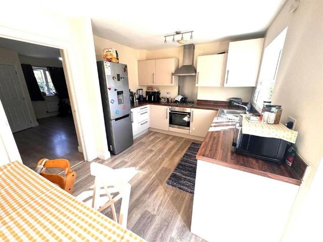 3 bedroom end of terrace house to rent