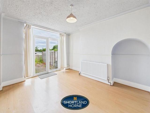 3 bedroom end of terrace house to rent