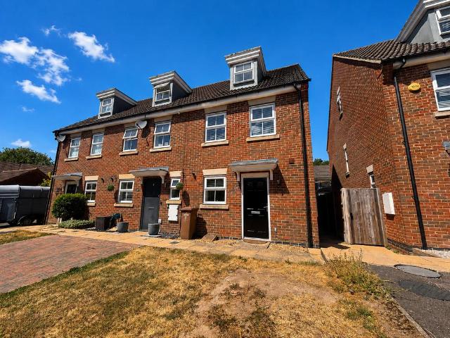 3 bedroom end of terrace house to rent
