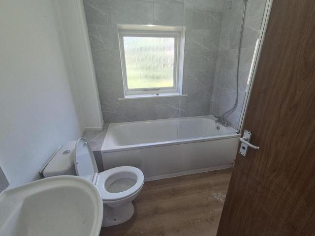 3 bedroom end of terrace house to rent