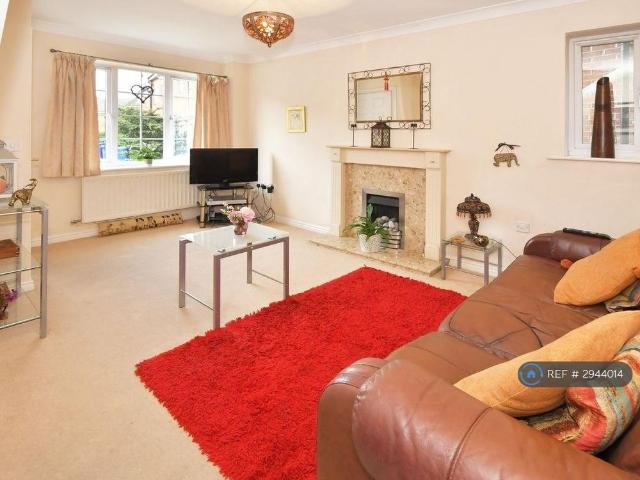 3 bedroom end of terrace house to rent