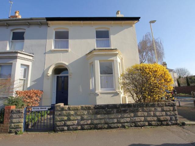 3 bedroom end of terrace house to rent