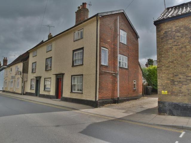 3 bedroom end of terrace house to rent