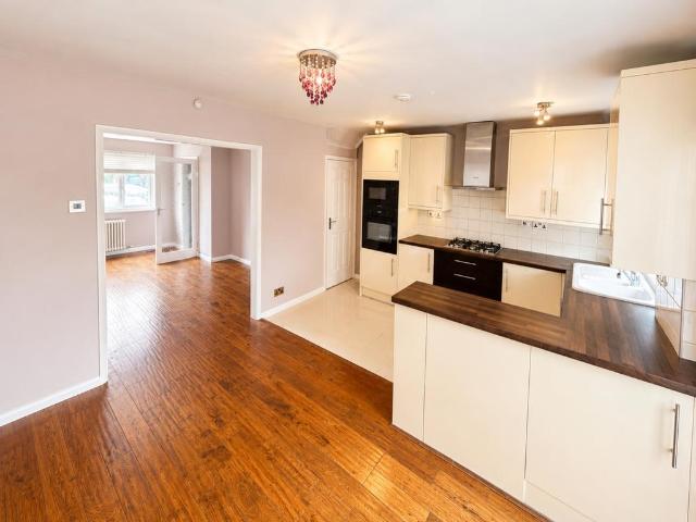 3 bedroom end of terrace house to rent