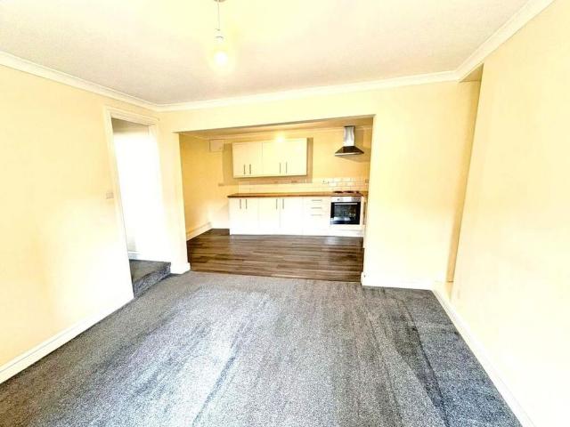 3 bedroom end of terrace house to rent