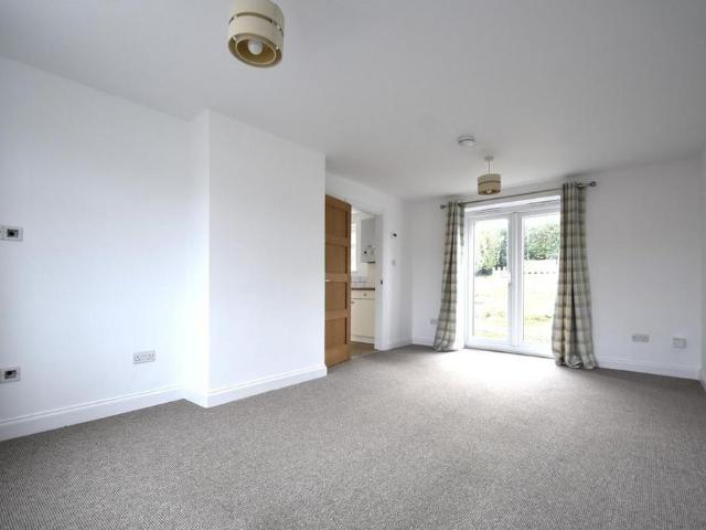 3 bedroom end of terrace house to rent