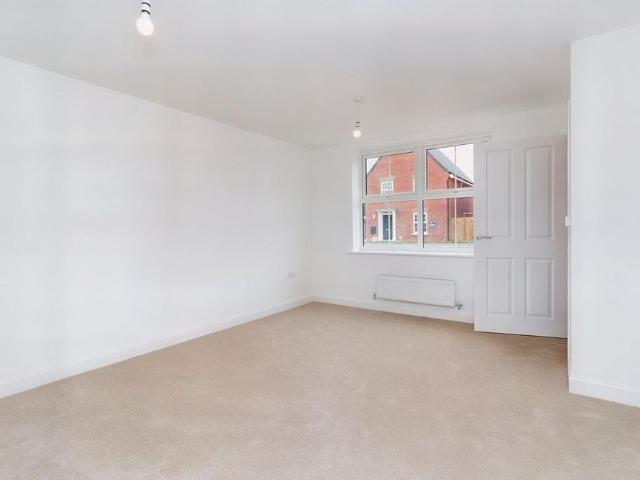 3 bedroom end of terrace house to rent