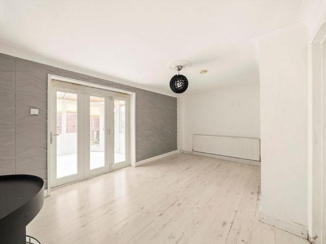 3 bedroom end of terrace house to rent