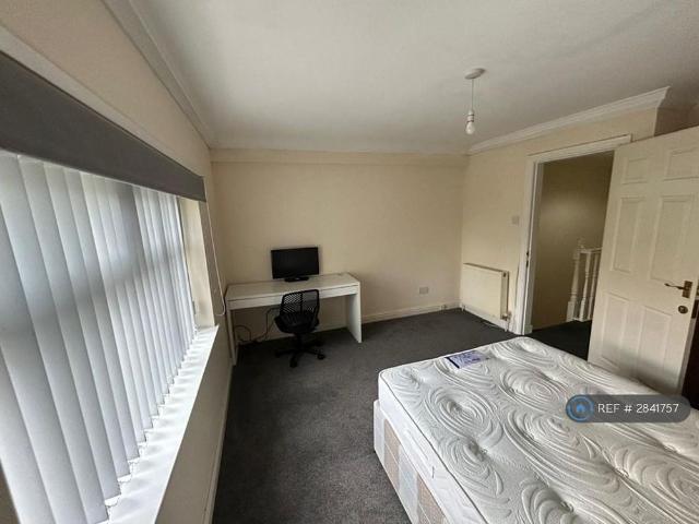 3 bedroom end of terrace house to rent