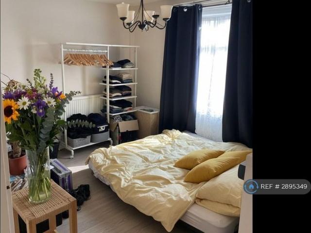 3 bedroom end of terrace house to rent