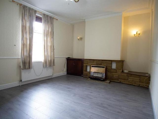 3 bedroom end of terrace house to rent