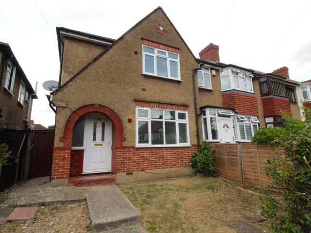 3 bedroom end of terrace house to rent