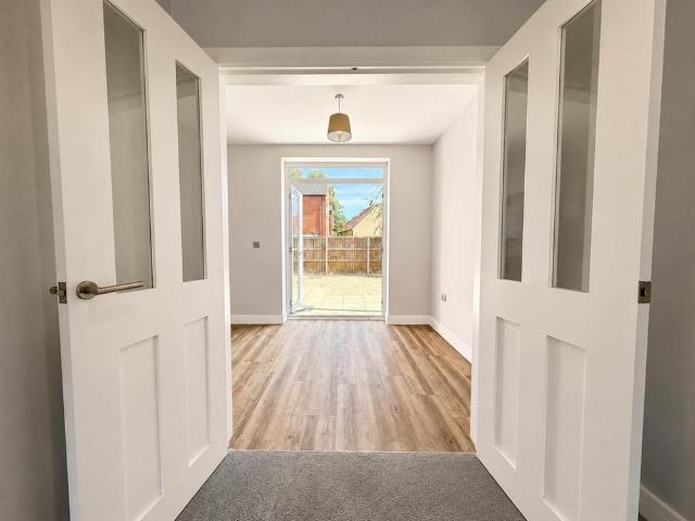 3 bedroom end of terrace house to rent