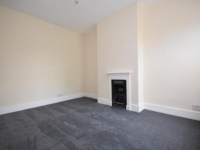 3 bedroom end of terrace house to rent
