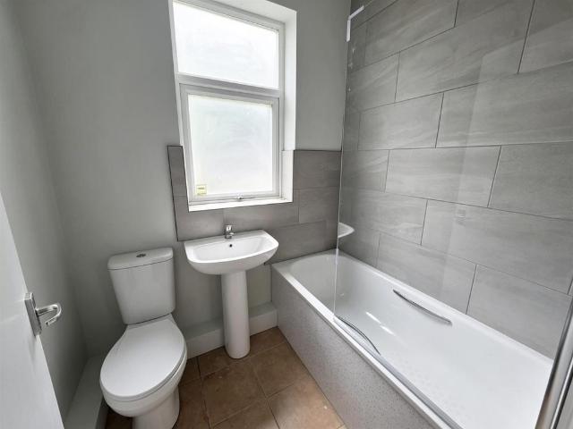 3 bedroom end of terrace house to rent