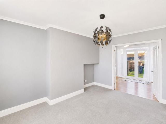 3 bedroom end of terrace house to rent