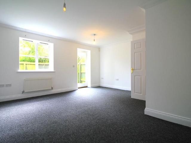 3 bedroom end of terrace house to rent
