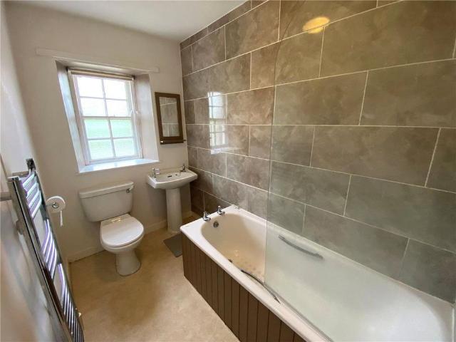 3 bedroom end of terrace house to rent
