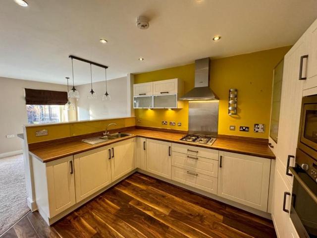 3 bedroom end of terrace house to rent