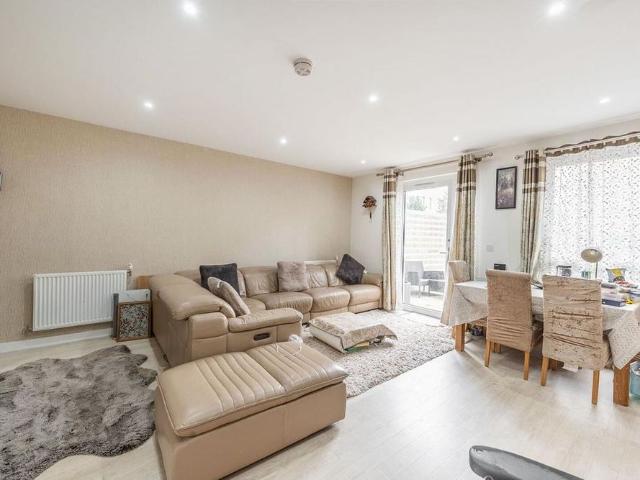 3 bedroom end of terrace house to rent