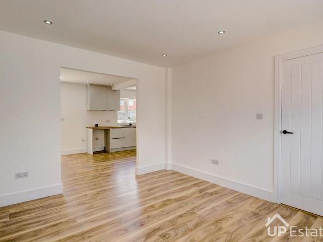 3 bedroom end of terrace house to rent