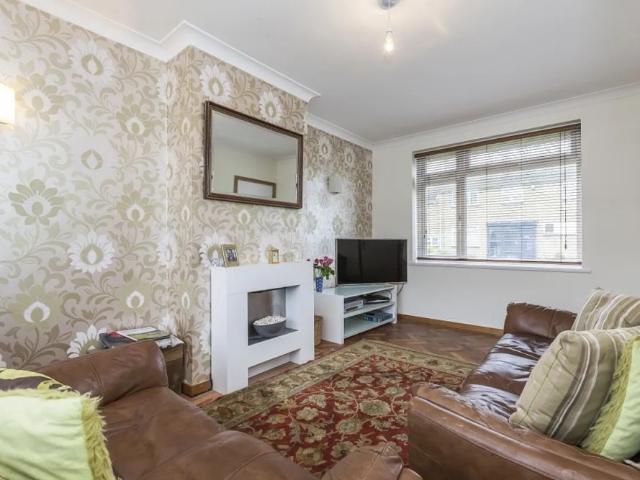 3 bedroom end of terrace house to rent