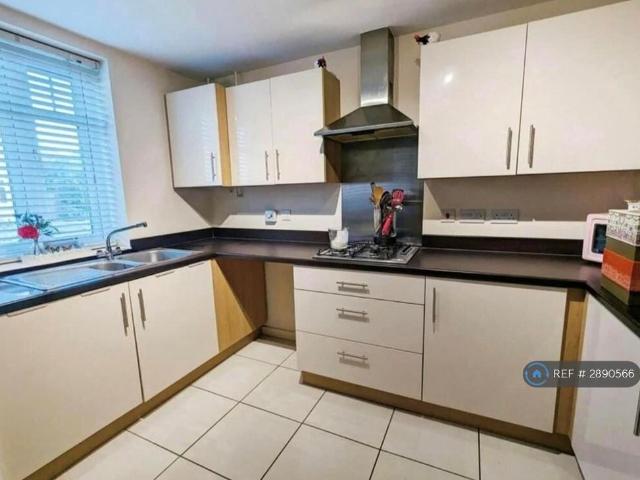 3 bedroom end of terrace house to rent