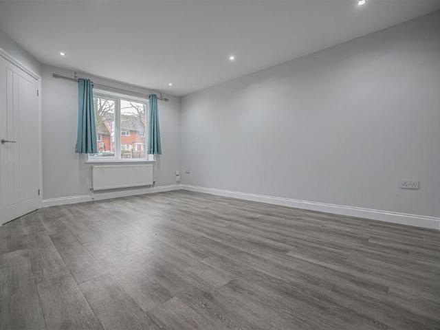 3 bedroom end of terrace house to rent