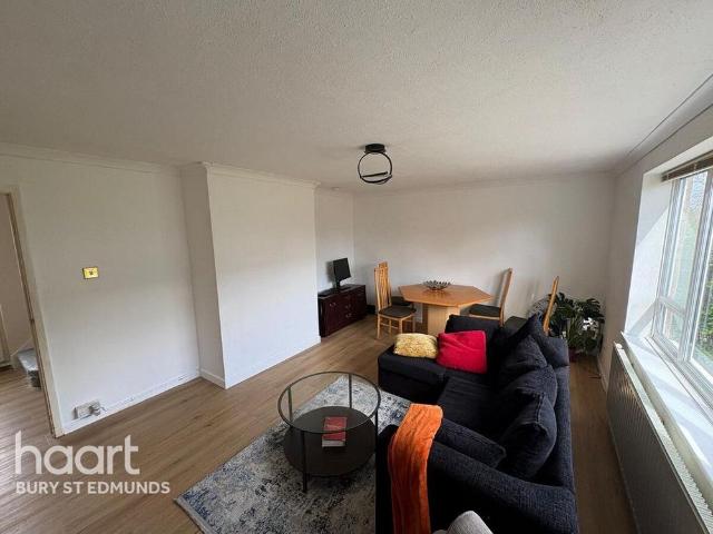 3 bedroom end of terrace house to rent