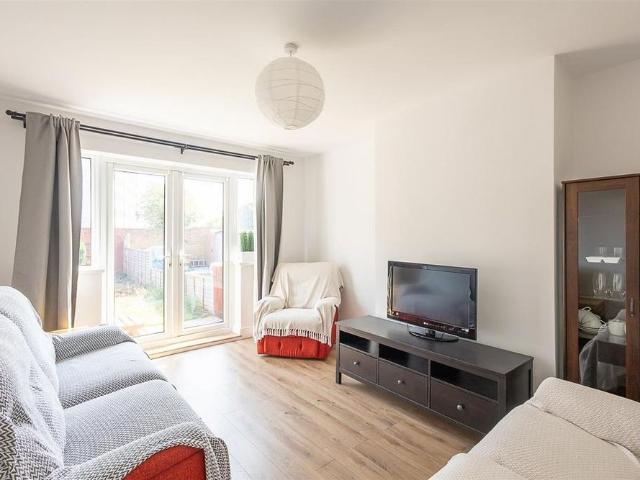 3 bedroom end of terrace house to rent
