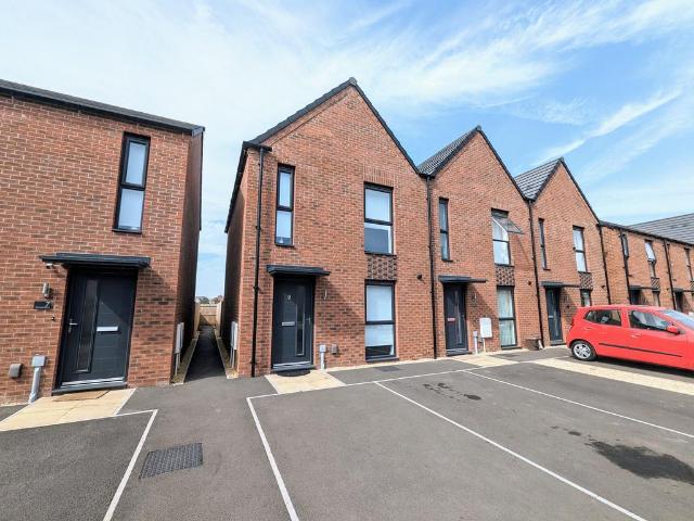 3 bedroom end of terrace house to rent