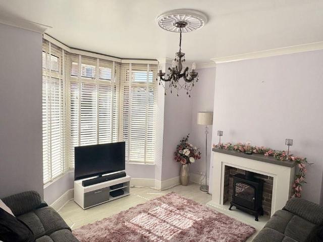3 bedroom end of terrace house to rent