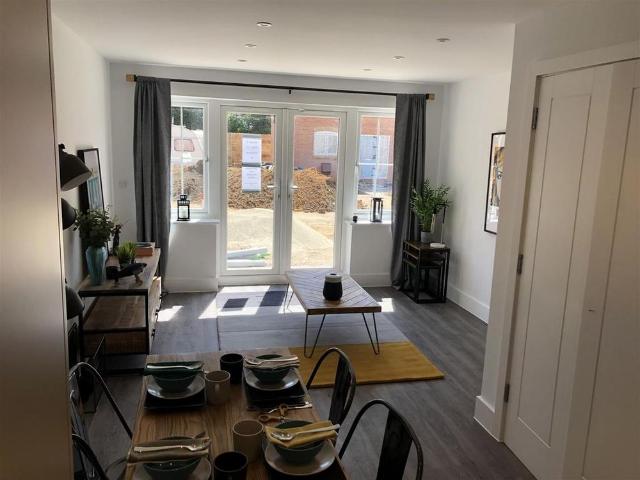 3 bedroom end of terrace house to rent