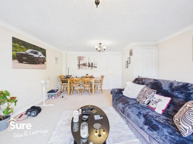 3 bedroom end of terrace house to rent