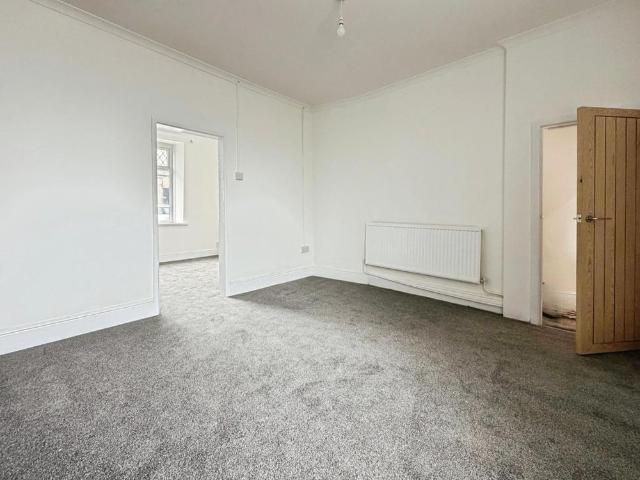 3 bedroom end of terrace house to rent