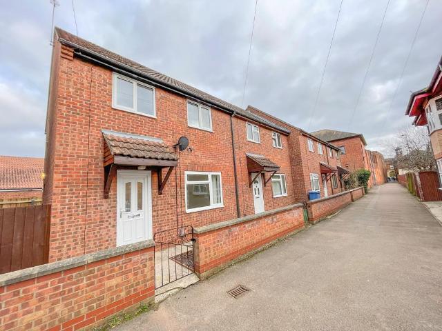 3 bedroom end of terrace house to rent