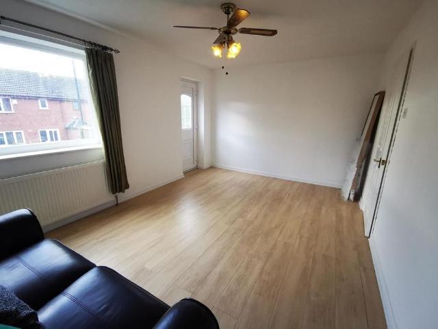 3 bedroom end of terrace house to rent
