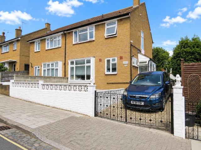 3 bedroom end of terrace house to rent