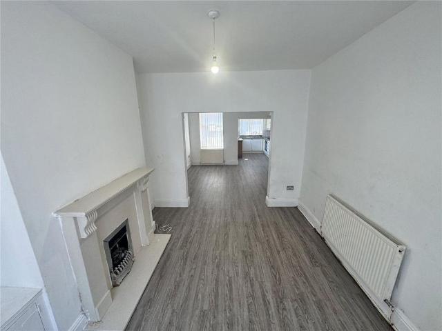 3 bedroom end of terrace house to rent